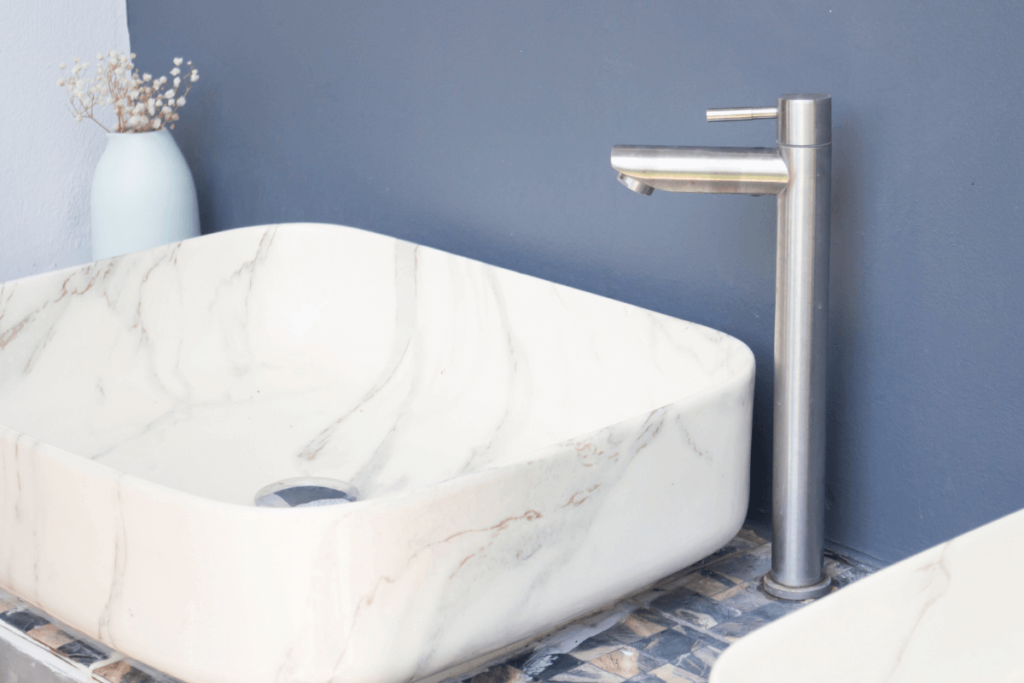 So sánh chậu rửa chén bằng đá và inox, chậu chất liệu gì tốt?