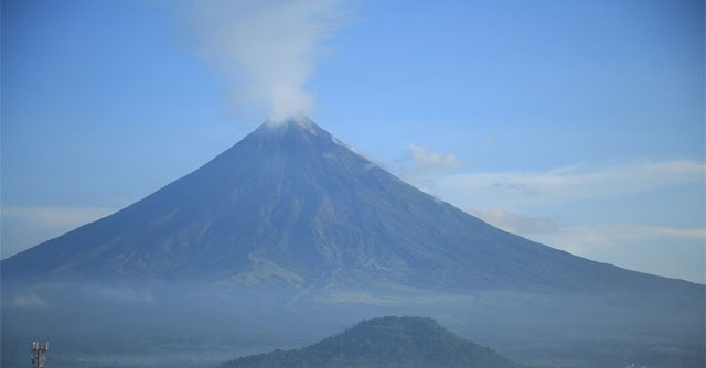 Núi lửa Philippines phun tro bụi và đá, hàng nghìn người phải sơ tán ...
